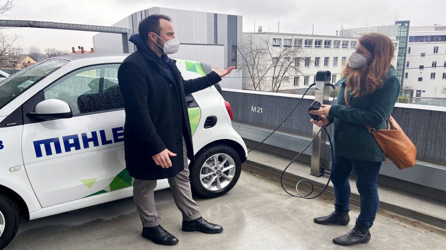 Bundestagsabgeordnete Dr. Anna Christmann zu Besuch bei MAHLE - chargeBIG